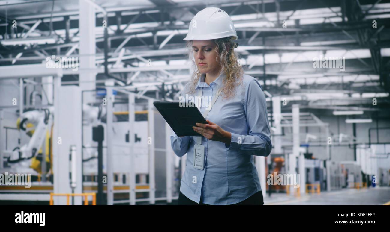 Female engineer reviews tablet hi-res stock photography and images - Alamy