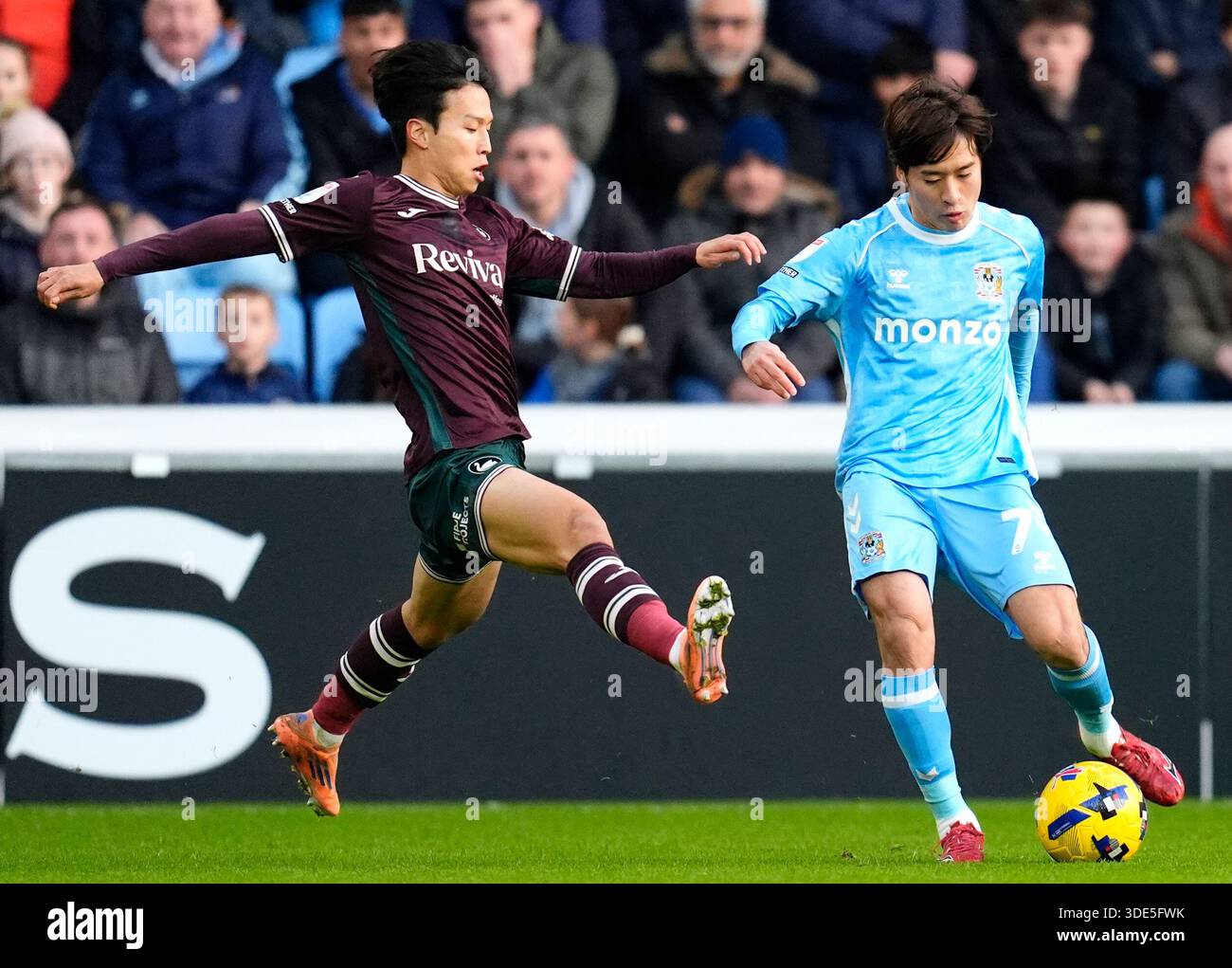 Swansea City's Eom Ji-Sung (left) and Coventry City's Tatsuhiro ...