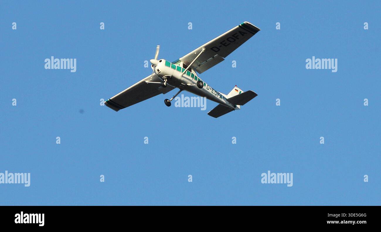 Ein zweisitziger Schulterdecker Reims-Cessna F150L im Anflug auf den ...