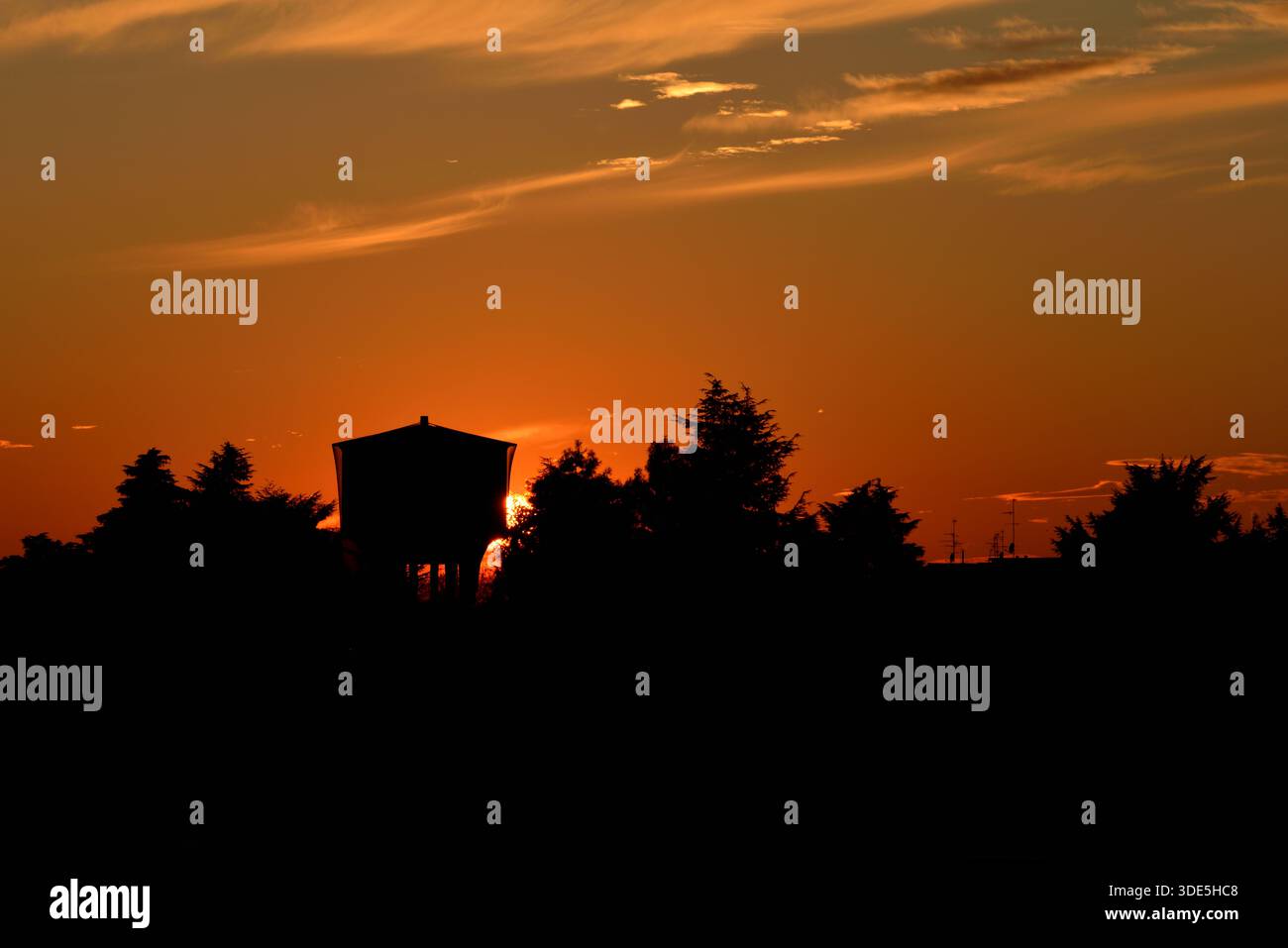 Behind the city sunset hi-res stock photography and images - Alamy