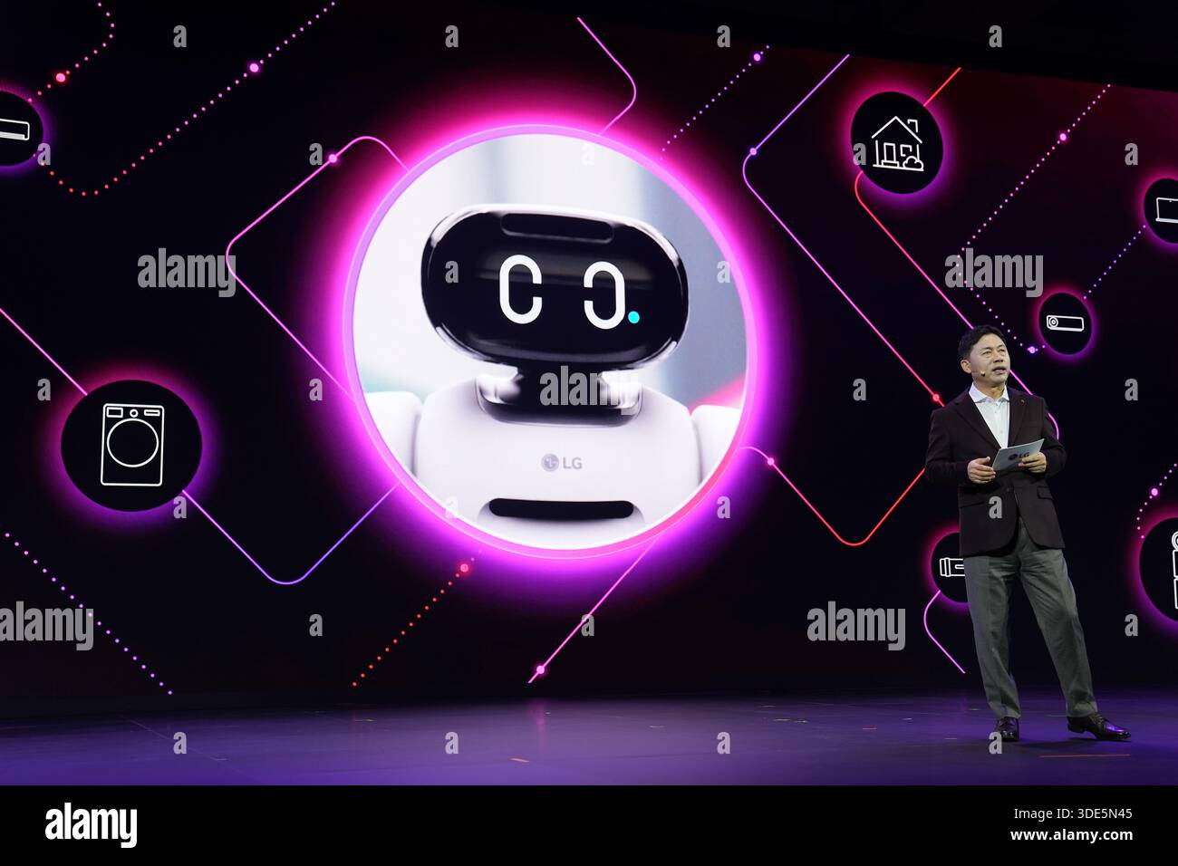 LG Electronics CEO Jae-cheol Lyu introduces audience members to CLOiD ...