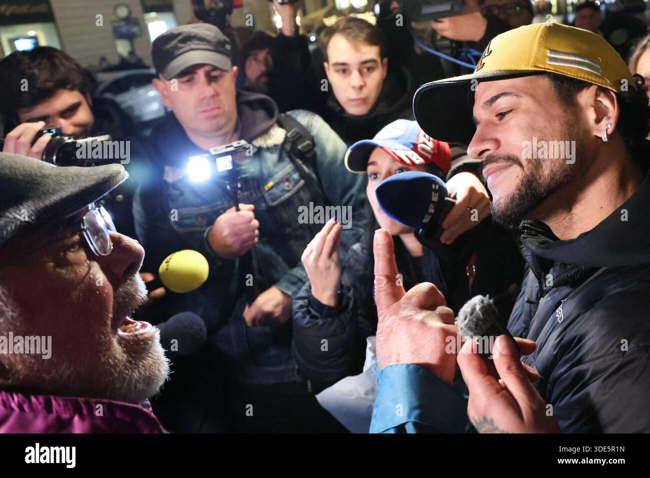 accesa discussione tra i manifestanti anti USA e alcuni venezuelani ...