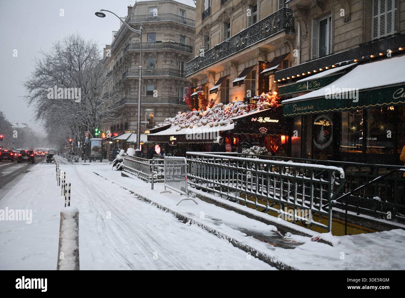 Snowfall in Paris, several centimetres of snow fell in a matter of ...