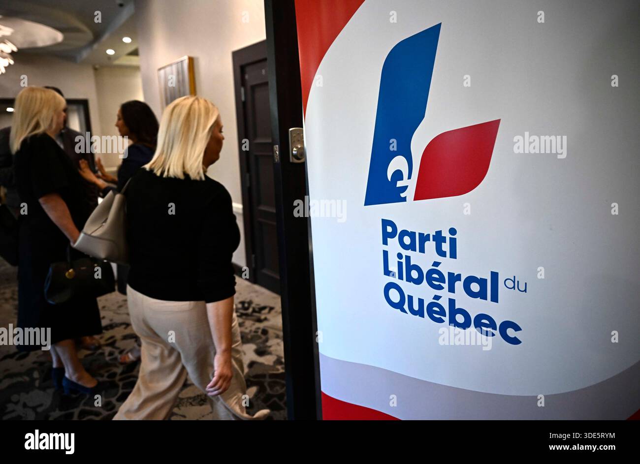 Des personnes arrivent pour une table ronde régionale après une réunion ...