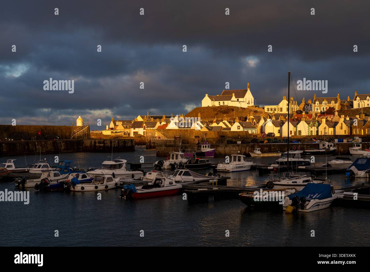 Sunlight fades in the fishing village of Findochty as golden rays hit ...