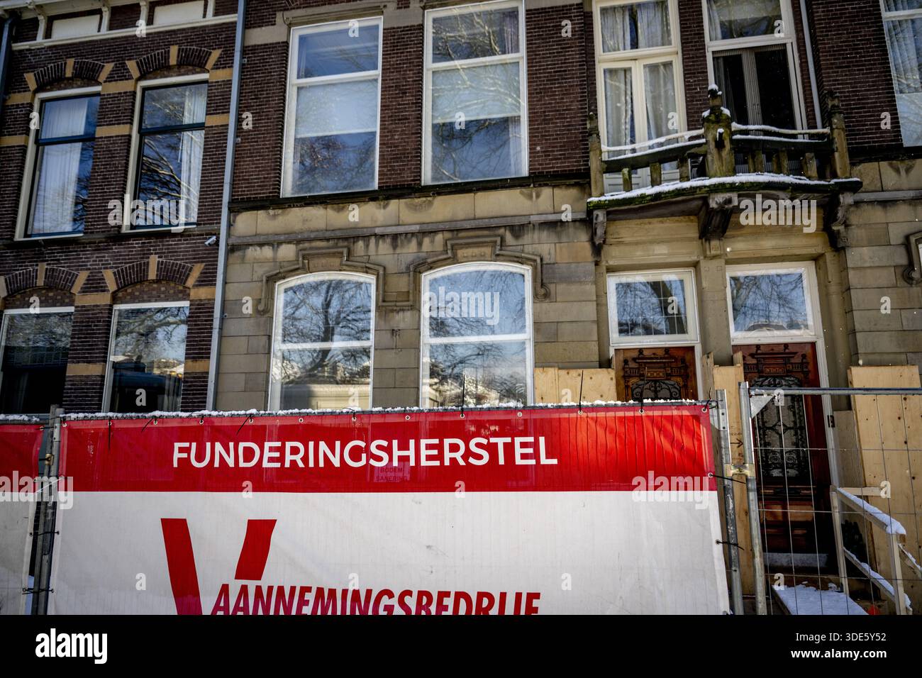 GOUDA - Foundation repair to a sunken house ANP /HOLLANDSE HOOGTE ...