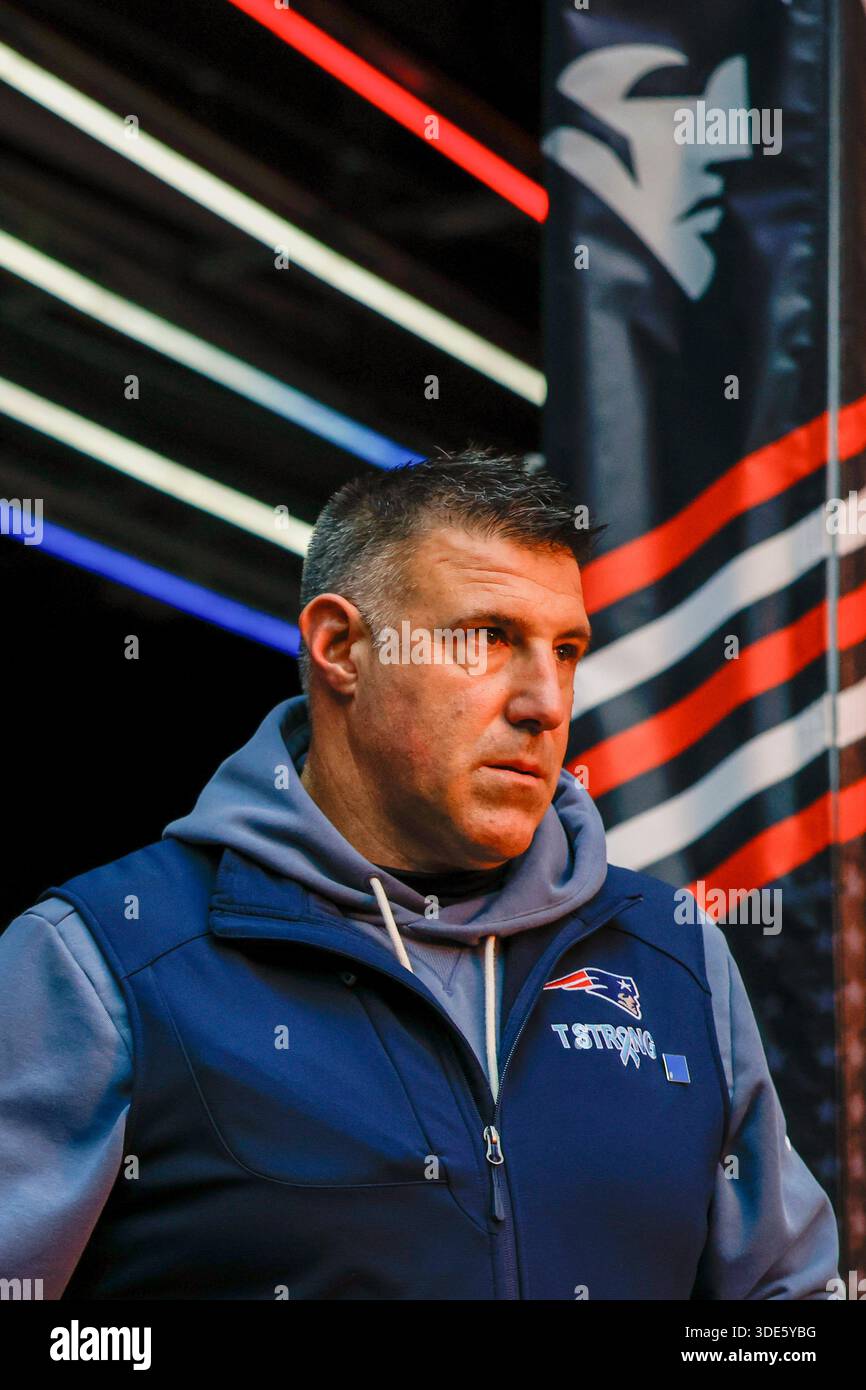 New England Patriots head coach Mike Vrabel enters the field prior to ...