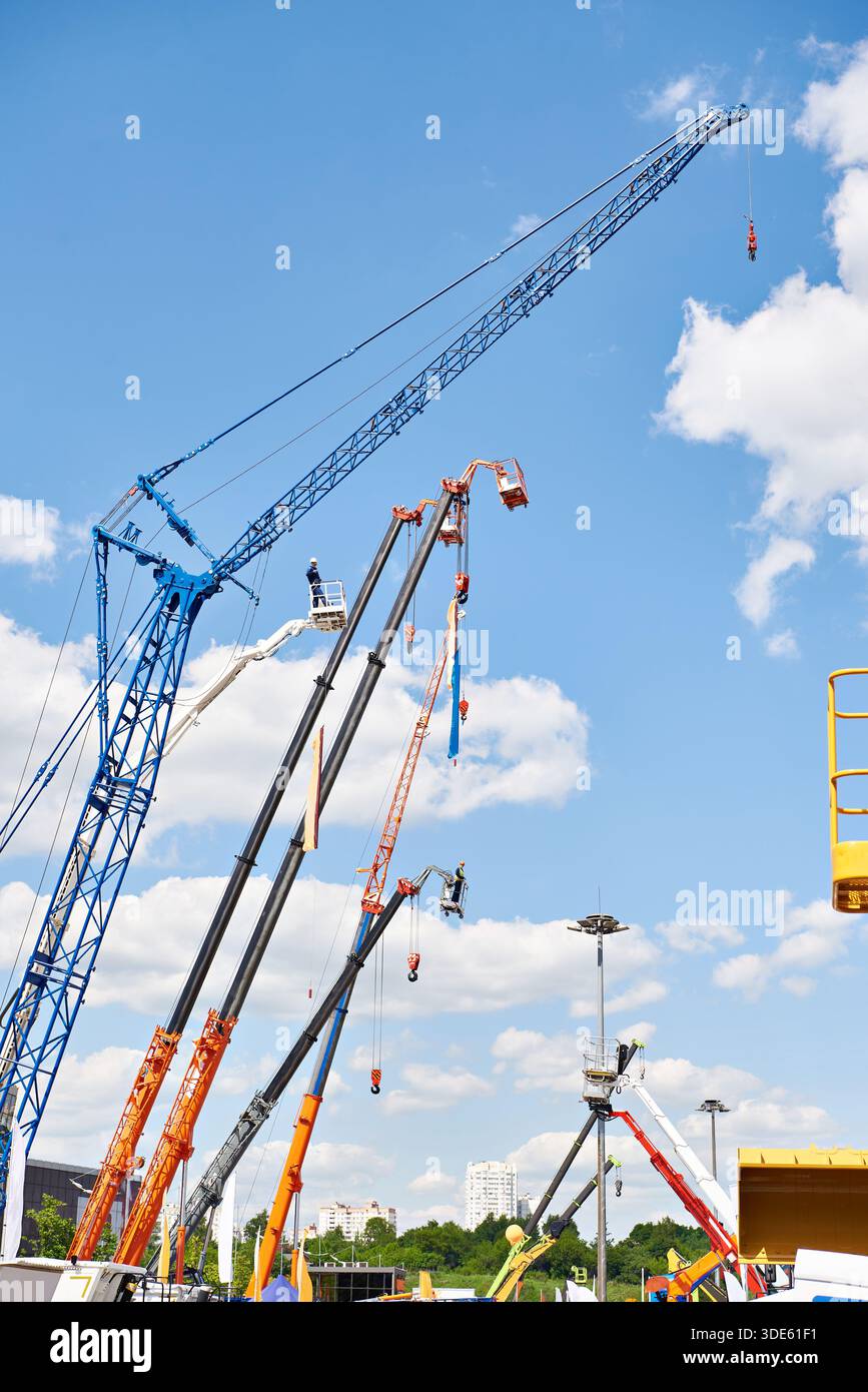 Crawler crane construction vehicle hi-res stock photography and images ...