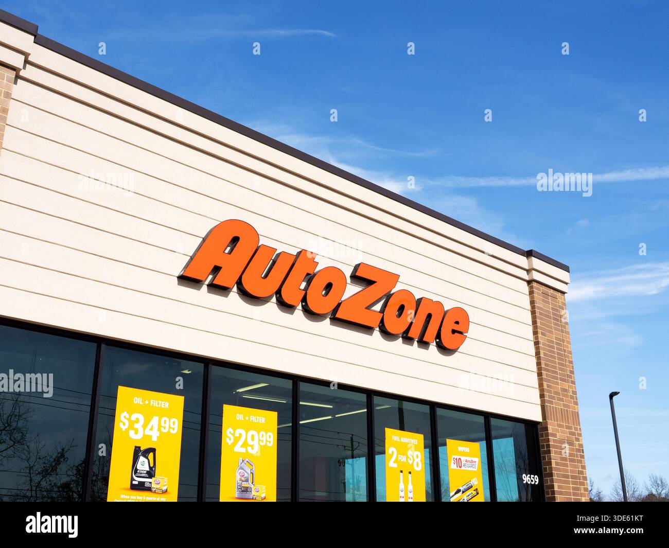 Auto zone auto parts store hi-res stock photography and images - Alamy