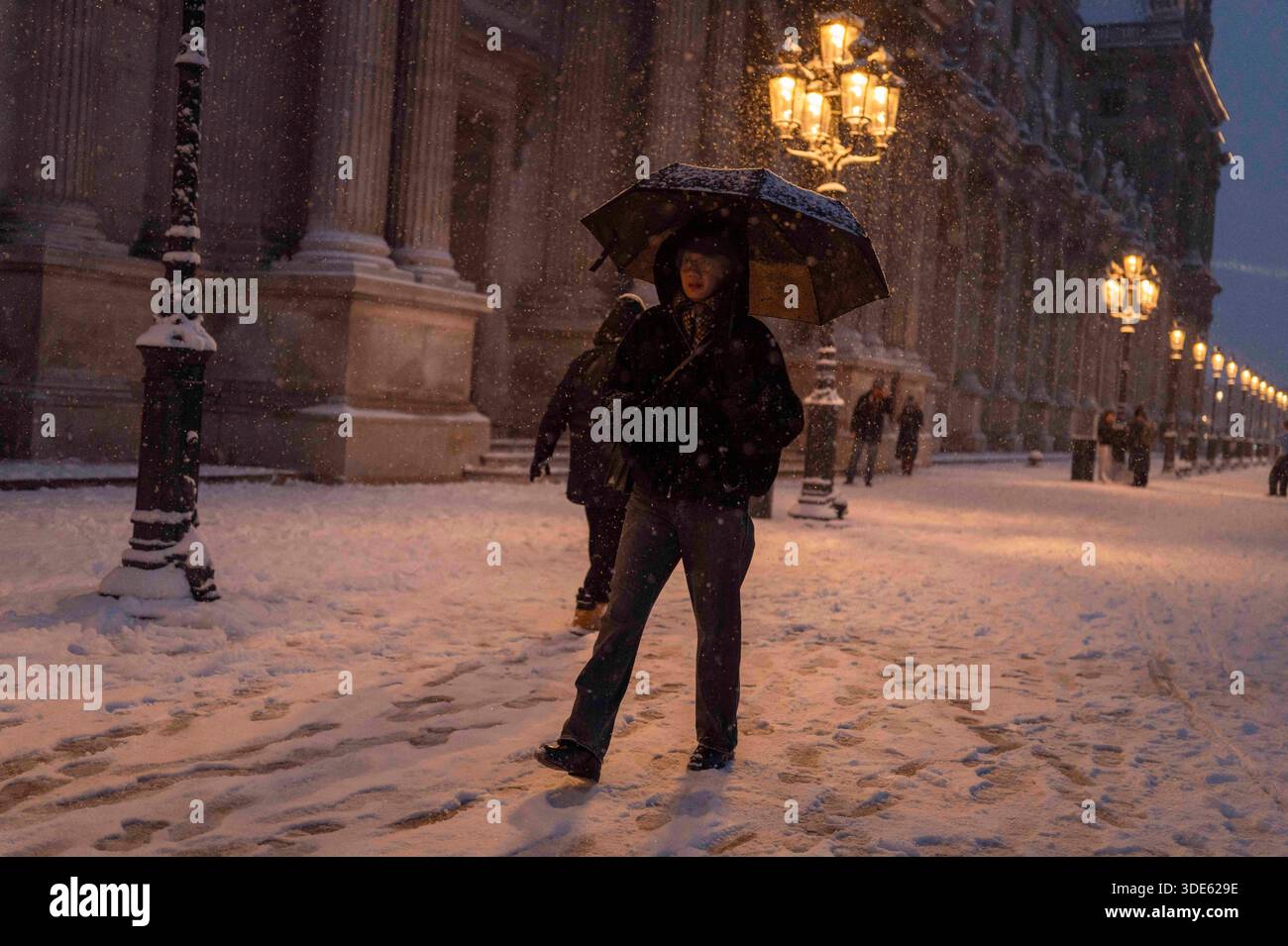Daily Life in Paris under the snow during a cold winter weather episode ...