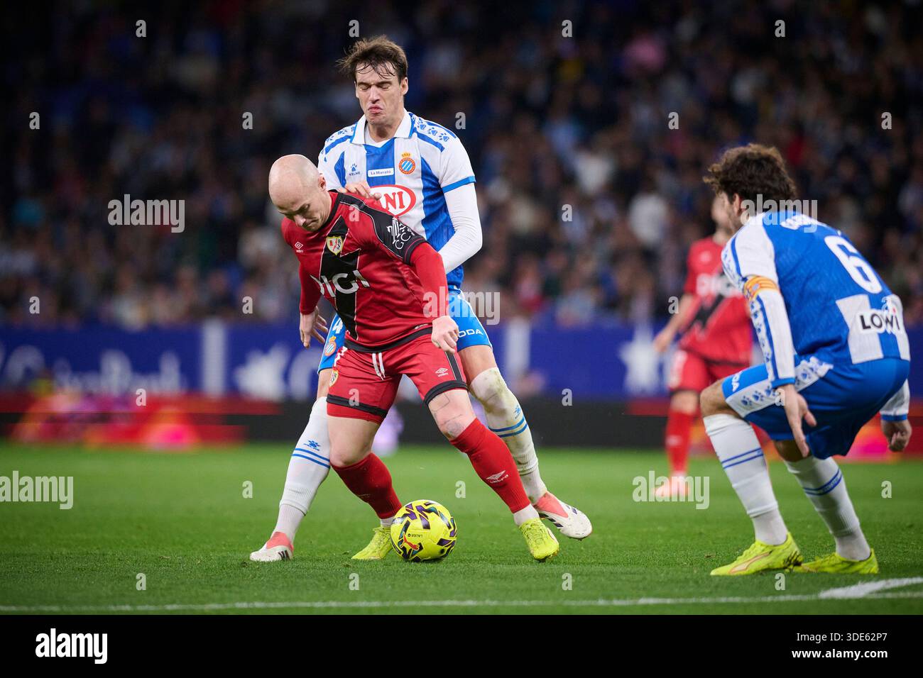 RCD Espanyol's Urko Gonzalez (B) and Rayo Vallecano's Isi Palazon ...