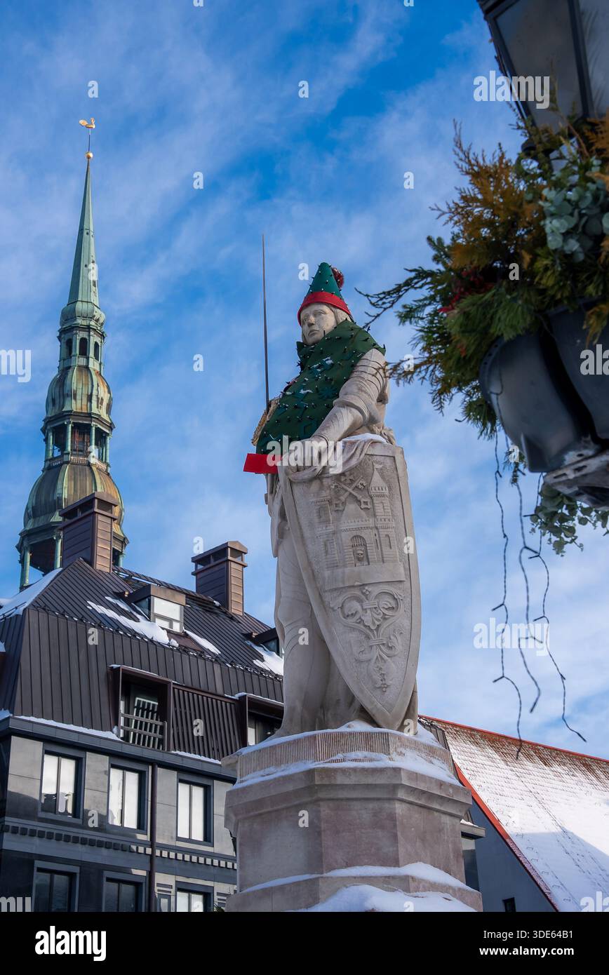 Medieval knight statue in Riga with St. Peter's Church spire Stock ...
