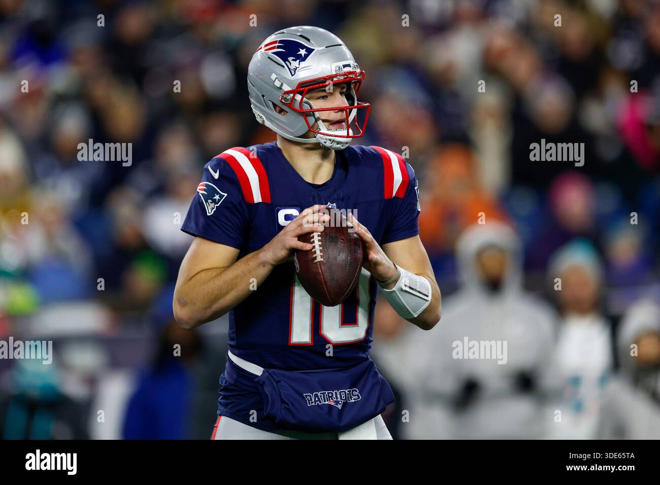 New England Patriots quarterback Drake Maye (10) prepares to make a ...