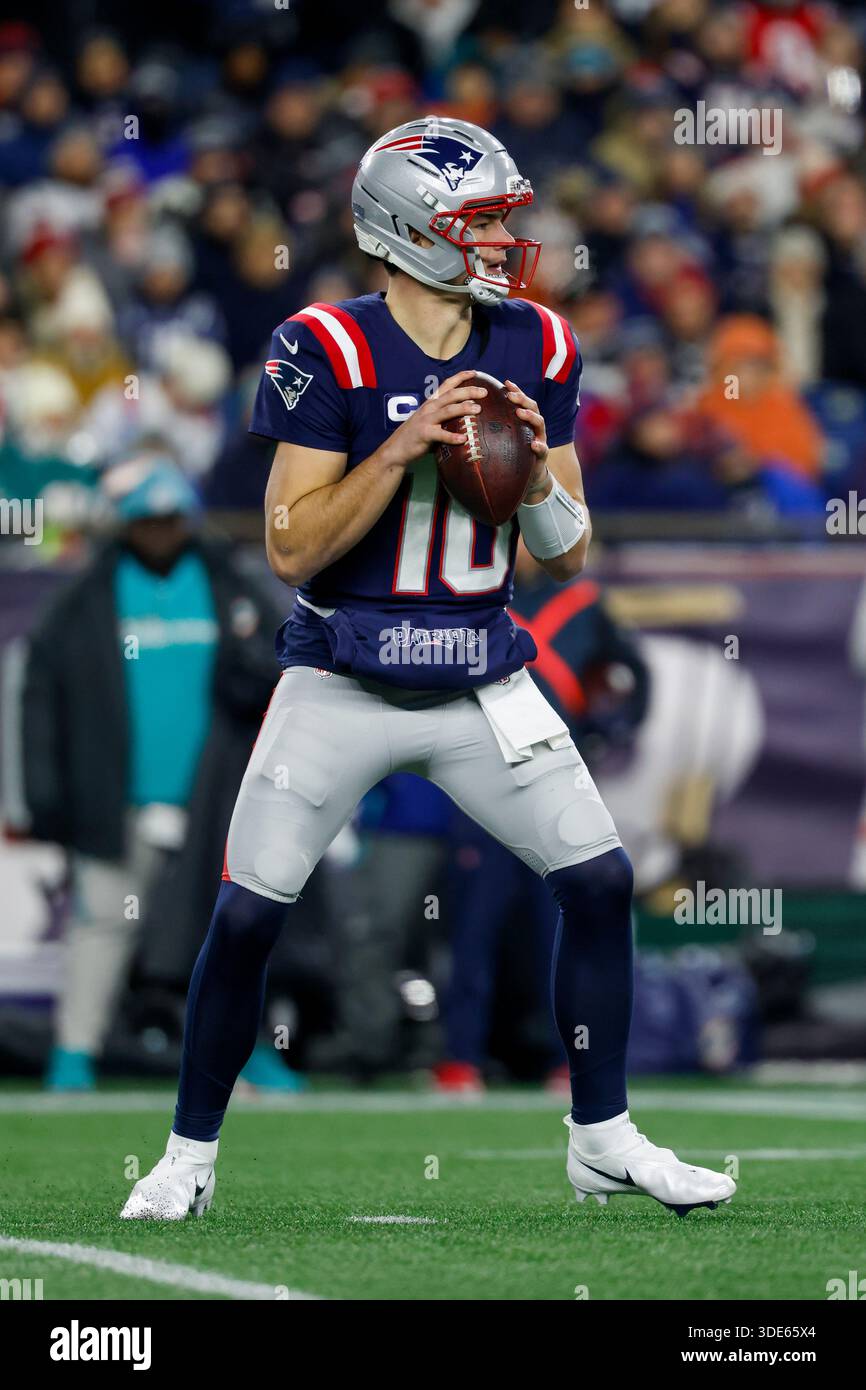 New England Patriots quarterback Drake Maye (10) prepares to make a ...