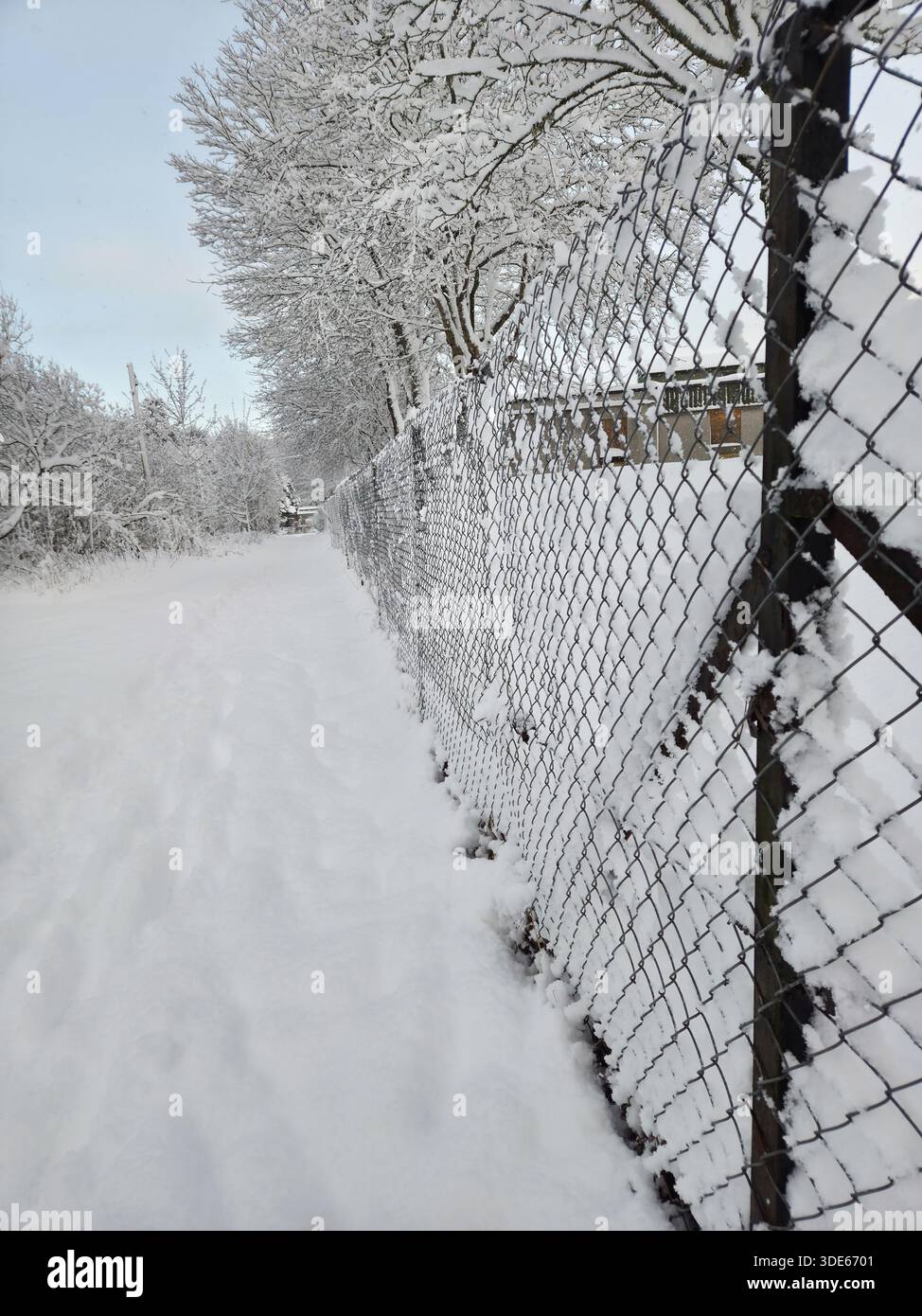 Metal snow fence hi-res stock photography and images - Alamy