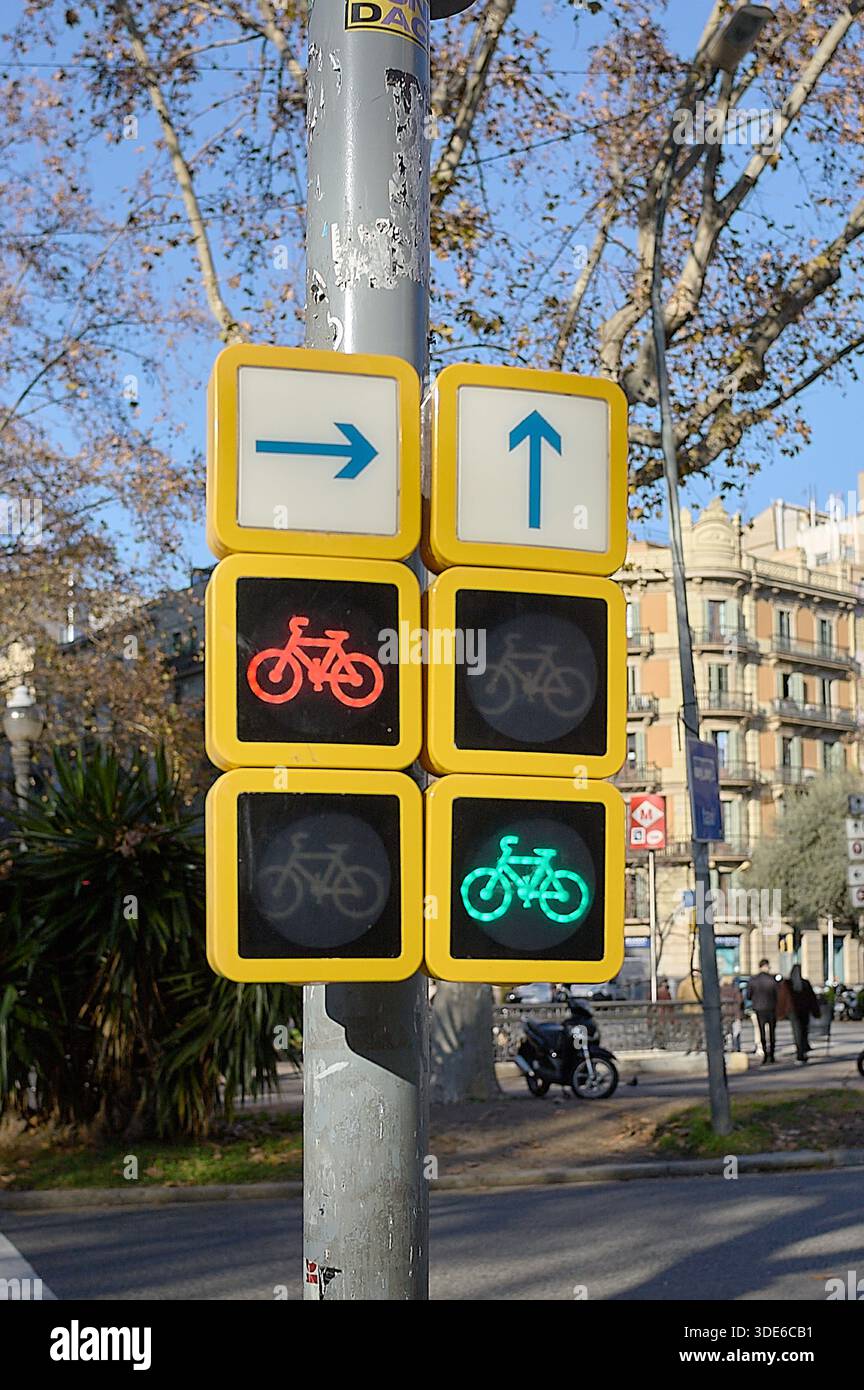 Arrow icon in metro hi-res stock photography and images - Alamy