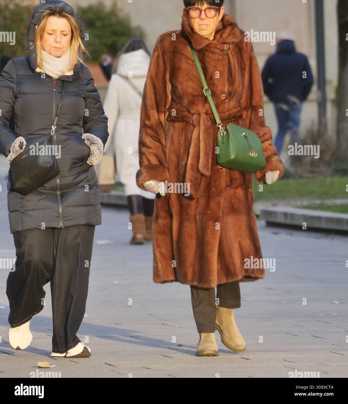 Furs, wool scarves, and coats to face the cold wave in northern Italy at the beginning of 2026 ...