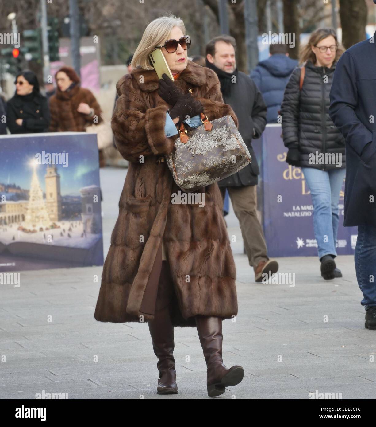 Furs, wool scarves, and coats to face the cold wave in northern Italy ...