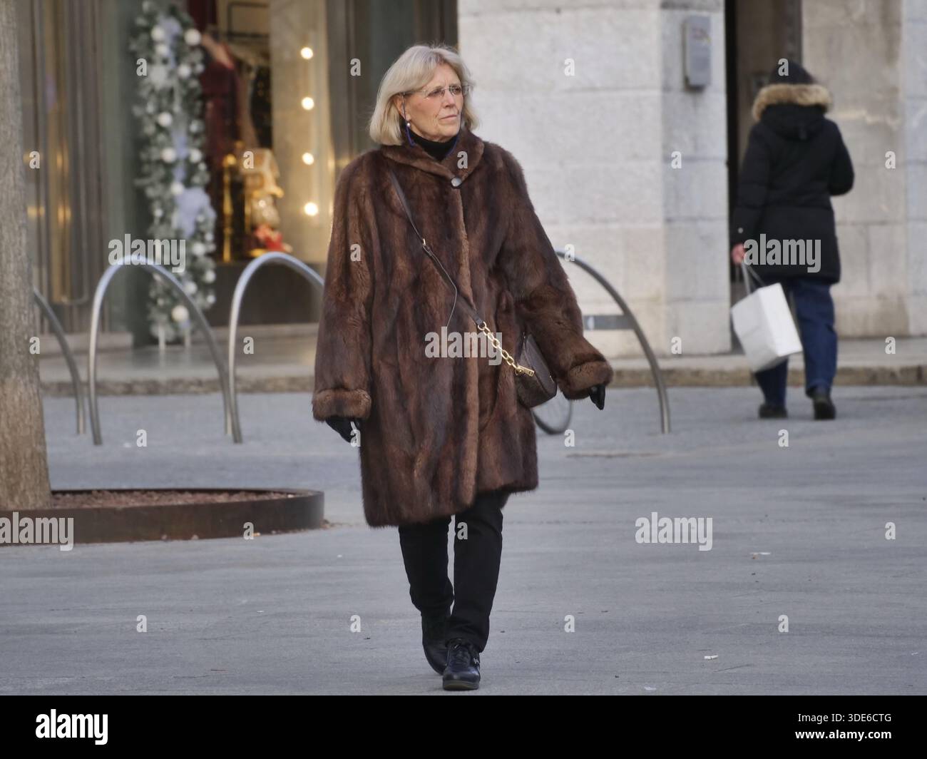 Furs, wool scarves, and coats to face the cold wave in northern Italy at the beginning of 2026 ...