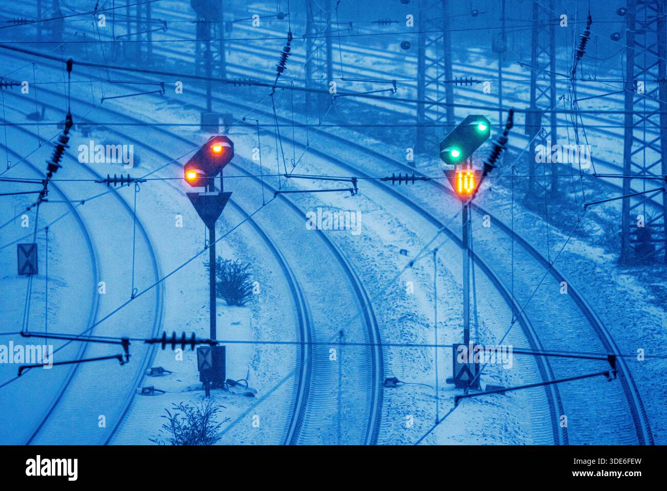 Winterwetter, Schneetreiben, Signale, auf der Strecke östlich, vor dem ...