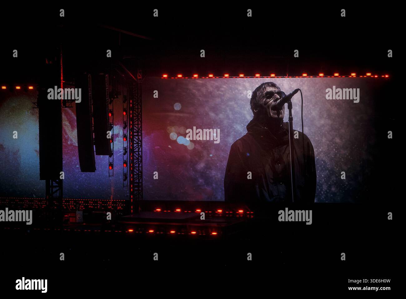 Oasis concert 2025 noel liam stage hi-res stock photography and images ...