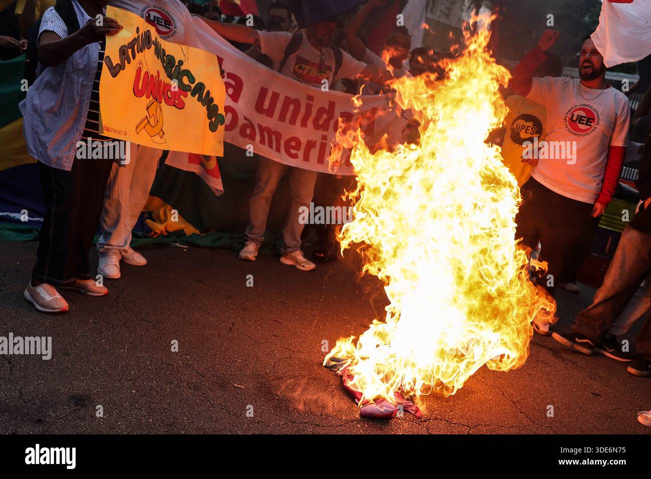 Protesters set fire to a United States flag in support of Venezuelans ...