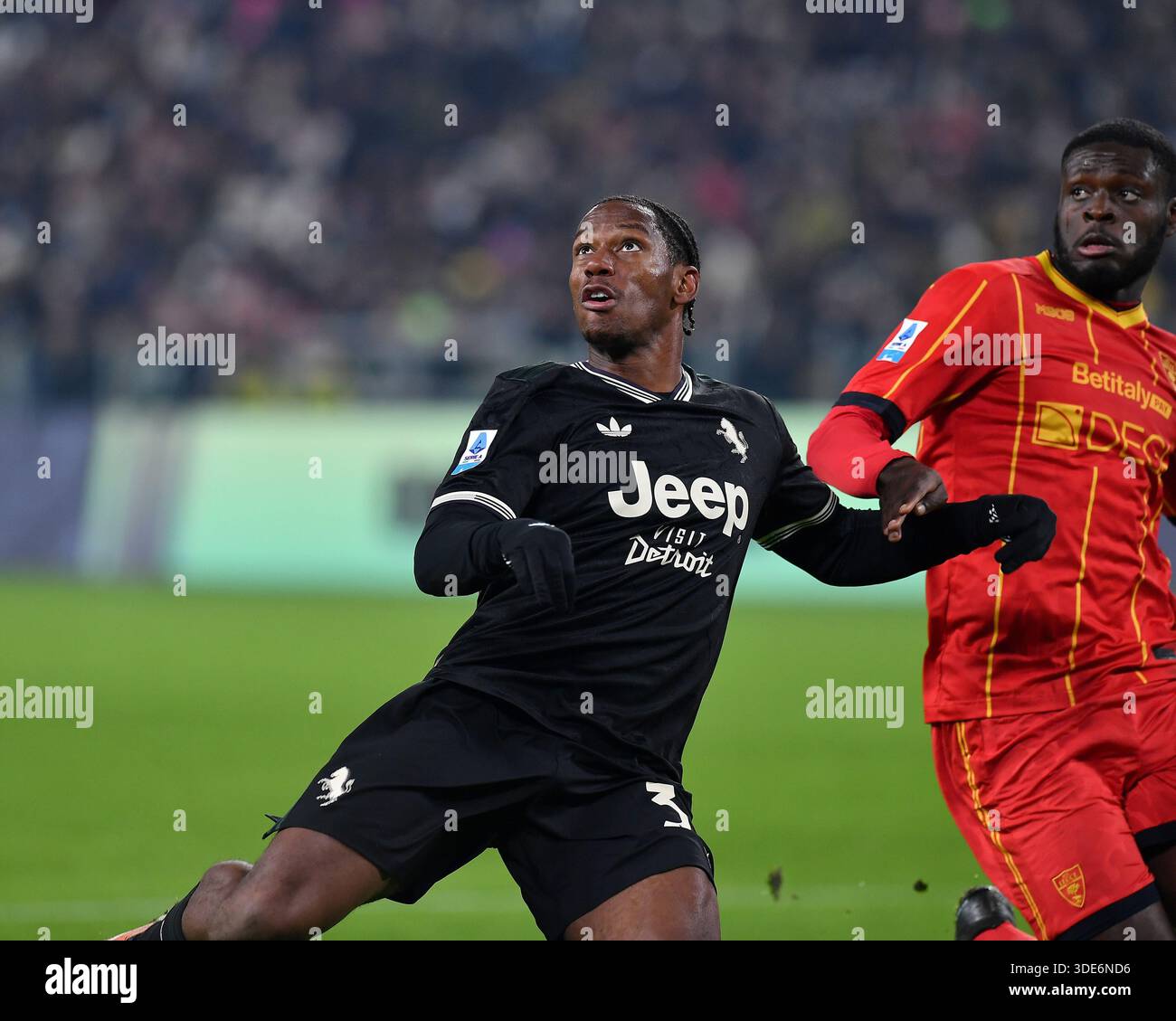 Jonathan David of Juventus FC and Mohamed Drame of US Lecce during ...