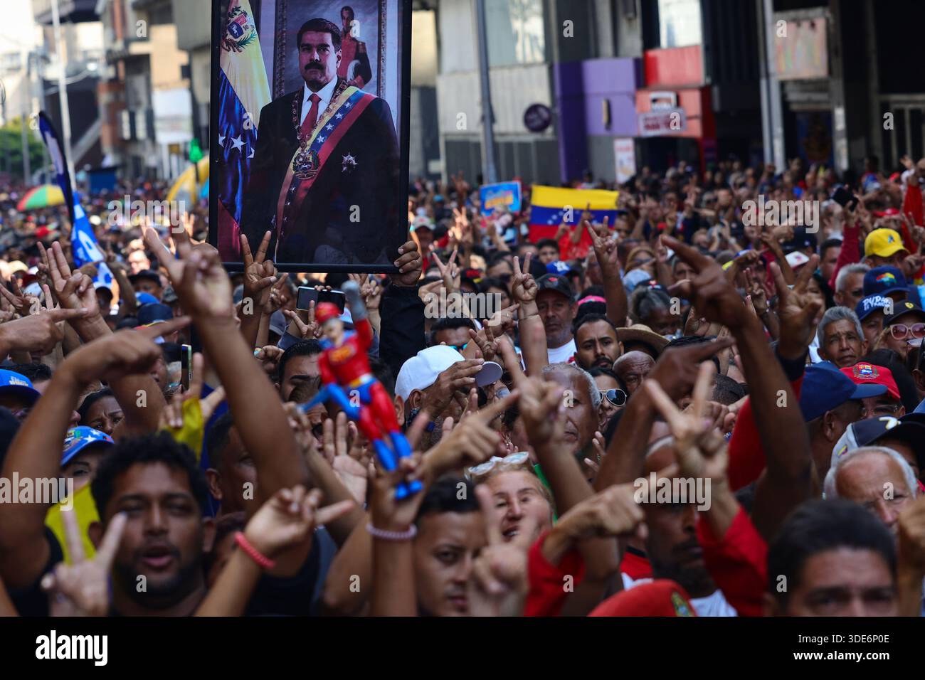 05 January 2026, Venezuela, Caracas: Supporters of the ruling party ...