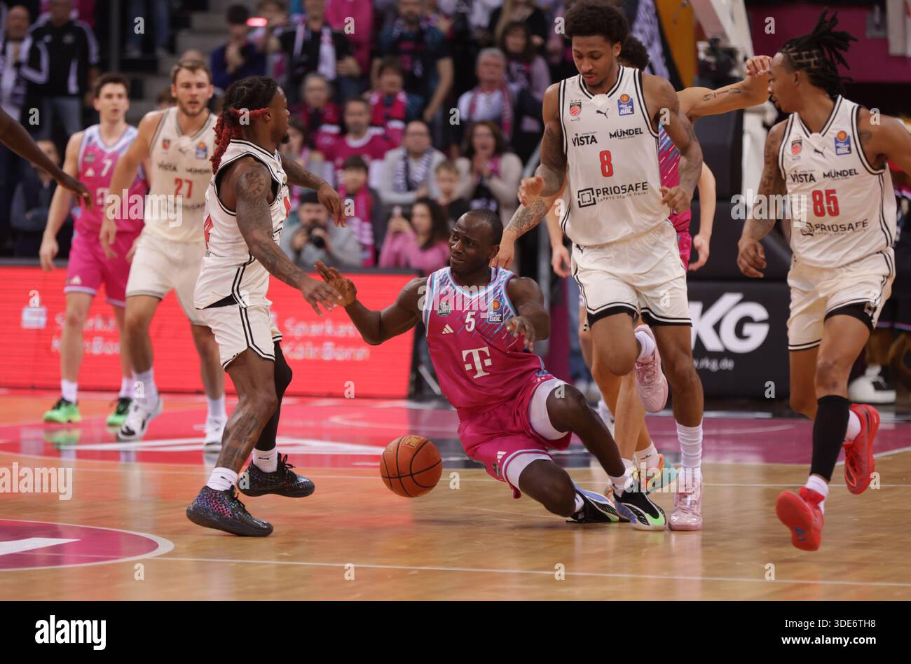 Tylan Birts (Bonn) am Boden gefoult von Cobe Williams (Bamberg, L ...