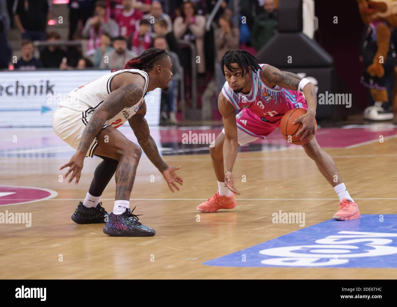 Zach Cooks (Bonn) am Ball gegen Cobe Williams (Bamberg), Telekom ...