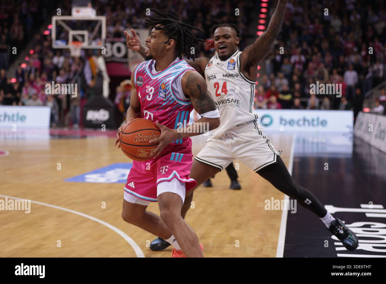 Zach Cooks (Bonn) am Ball gegen Cobe Williams (Bamberg), Telekom ...