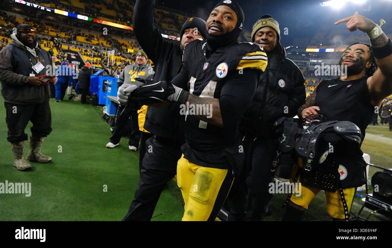 Jan 04, 2025: Kenneth Gainwell #14 during the Pittsburgh Steelers vs ...