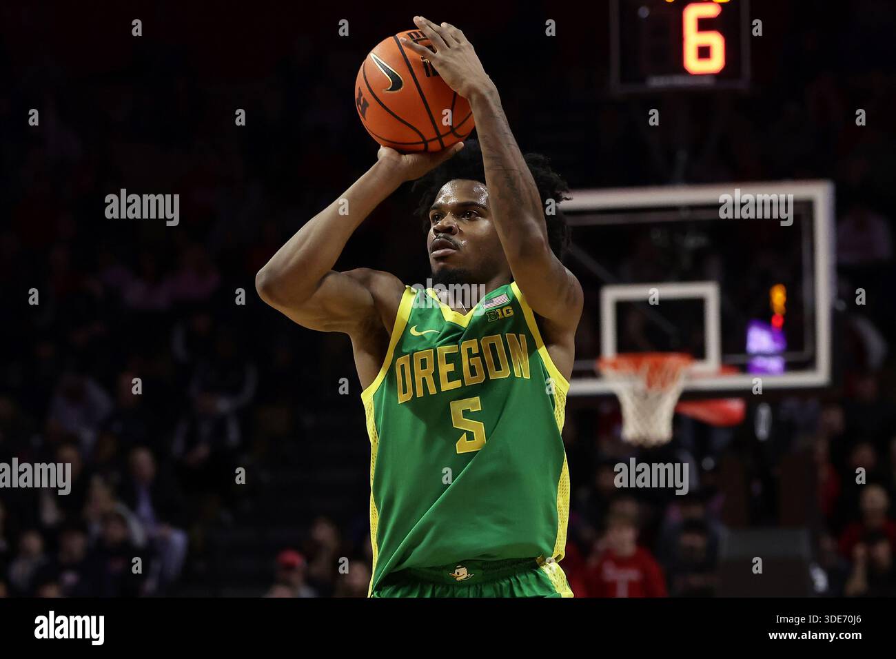 Oregon guard Takai Simpkins looks to shoot during the first half of an ...