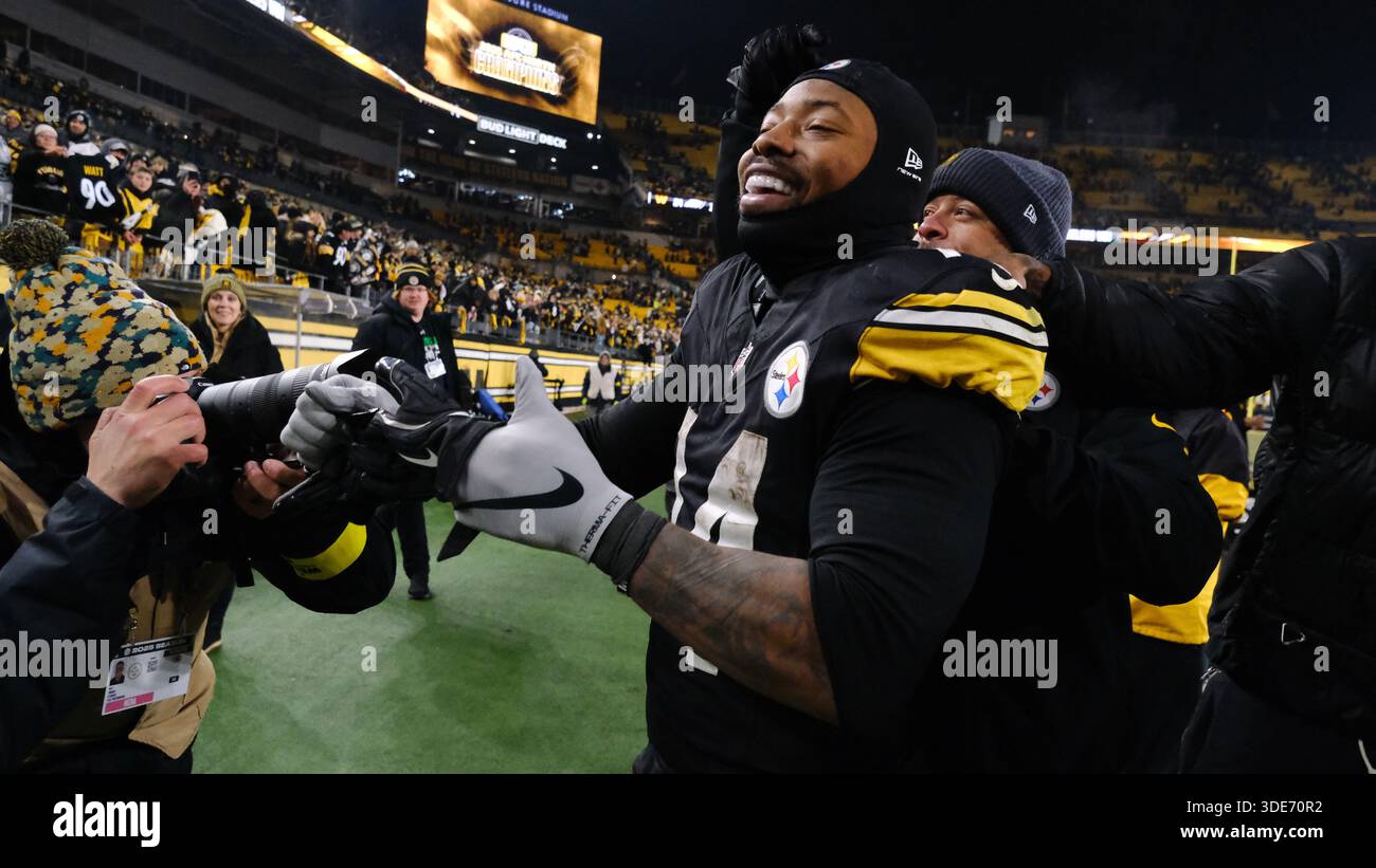 Jan 04, 2025: Kenneth Gainwell #14 during the Pittsburgh Steelers vs ...