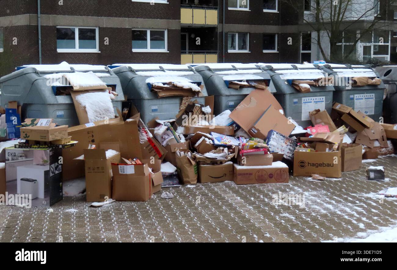 geht nichts mehr hinein - wird es davor geschmissen Altpapier Container ...