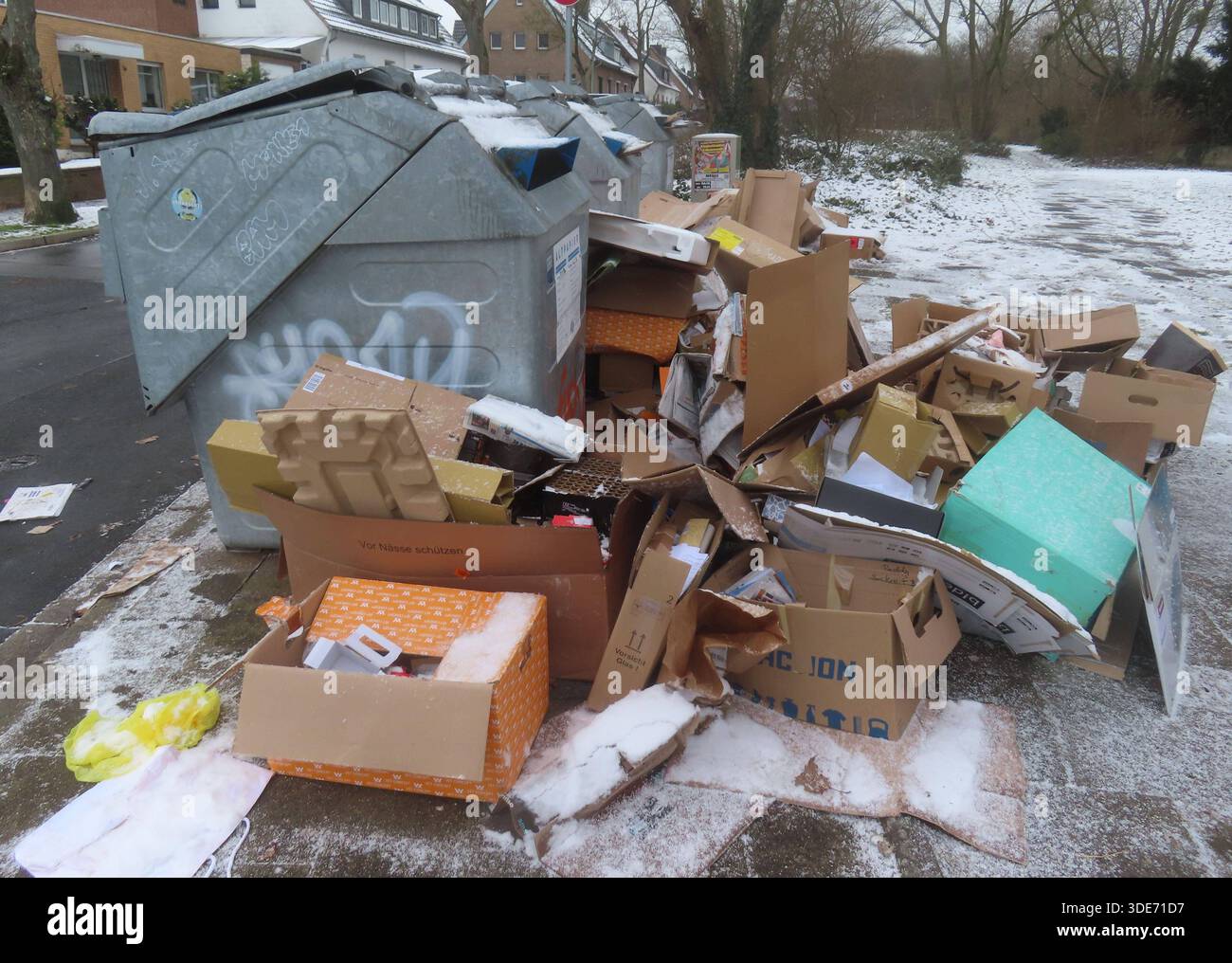 was vom Jahreswechsel uebrig blieb Altpapier Container Prosit Neujahr ...