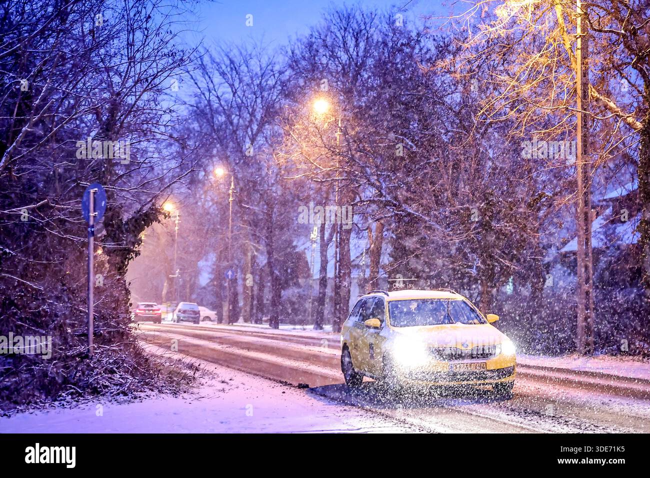 Budapest. 5th Jan, 2026. A car drives in the snow in Budapest, Hungary ...