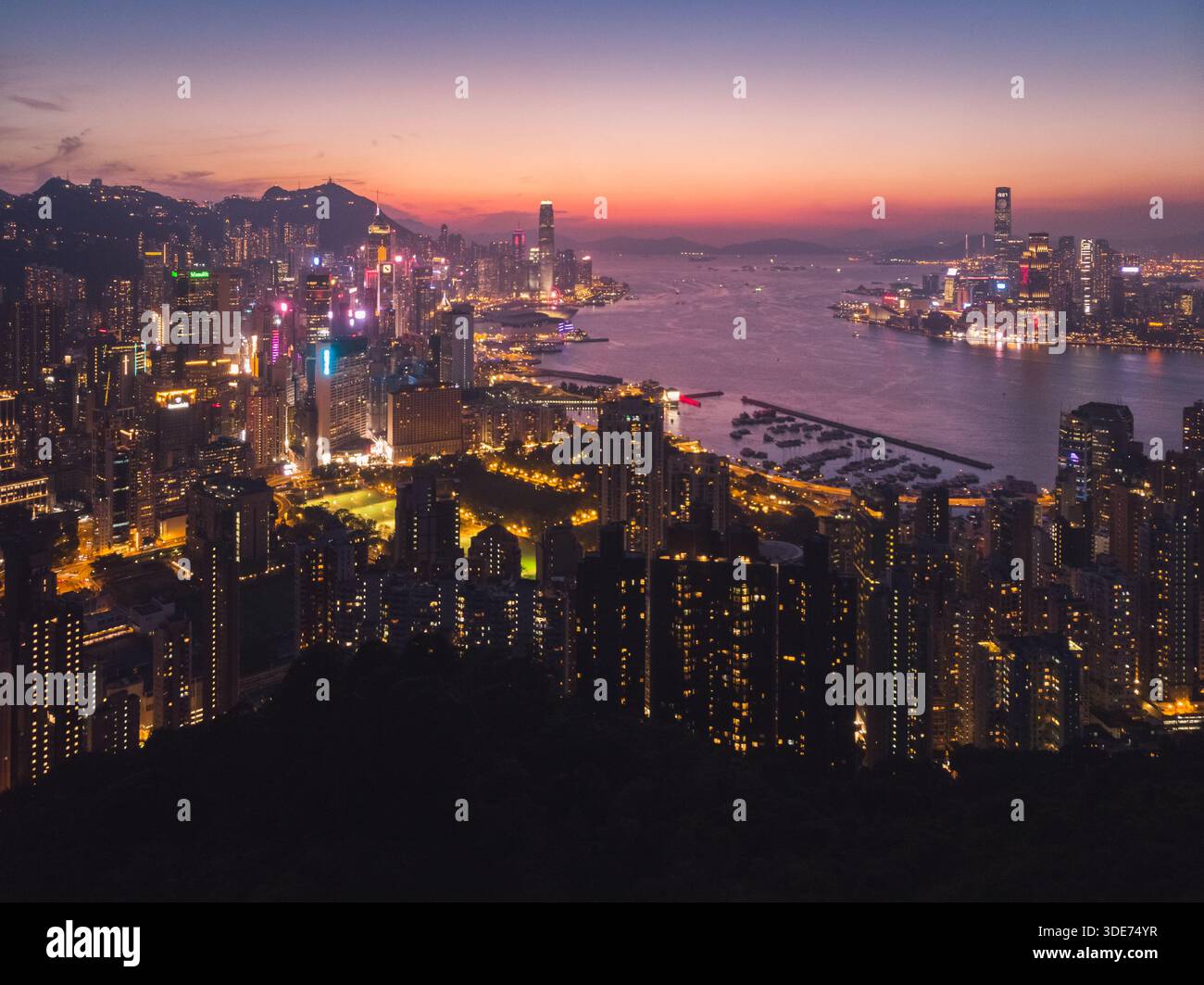 Warm glow victoria harbour sunset hi-res stock photography and images ...