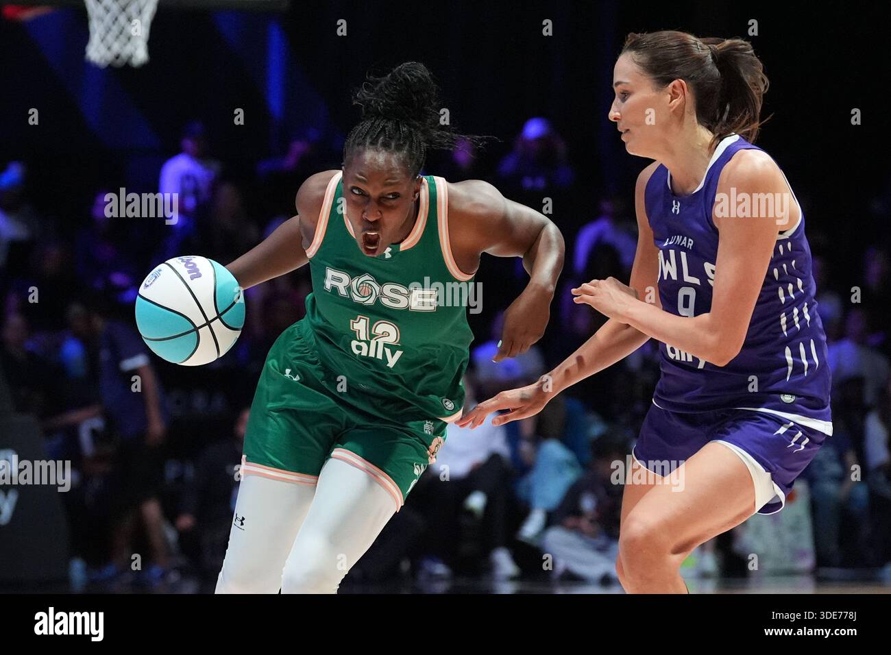 Rose BC guard Chelsea Gray (12) drives past Lunar Owls wing Rebecca ...