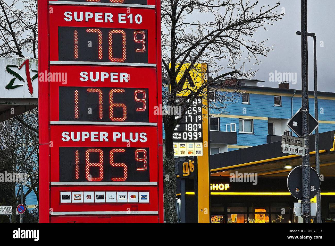 Bad Harzburg, Niedersachsen, Deutschland, 29.12.2025: Tankstellen von ...