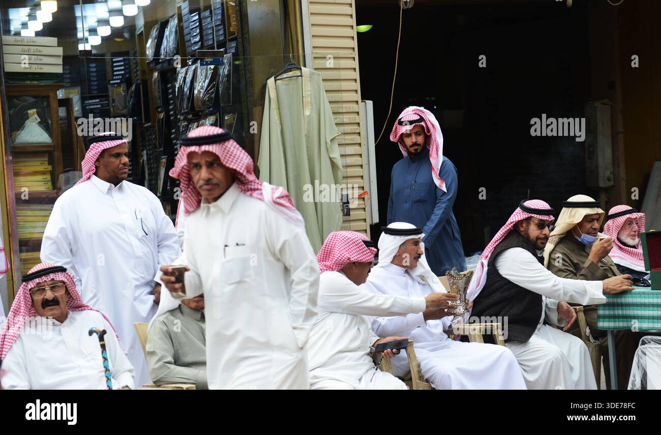 Arab men at Souq-al-Zal in Riyadh, Saudi Arabia Stock Photo - Alamy