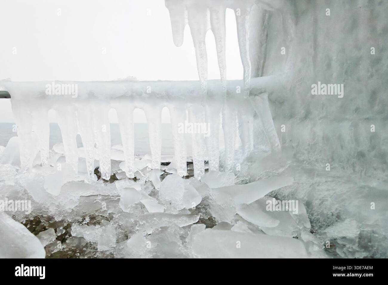 Stunning icicle views appear in the seaside in Dalian City, northeast ...