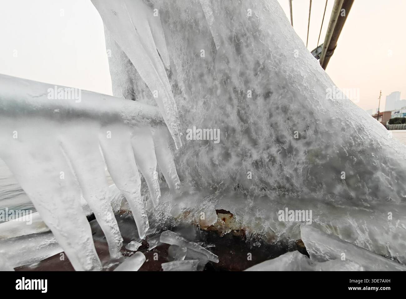 Stunning icicle views appear in the seaside in Dalian City, northeast ...