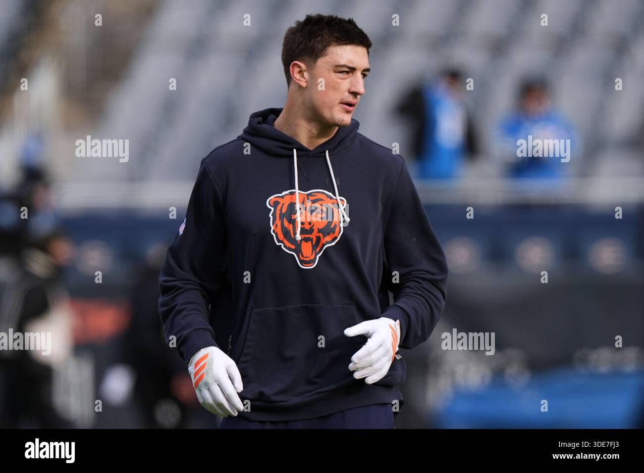 Chicago Bears tight end Colston Loveland warms up before an NFL ...