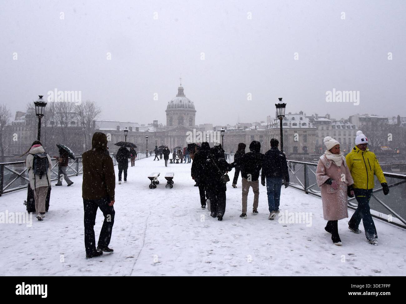 Daily Life in Paris under the snow during a cold winter weather episode ...