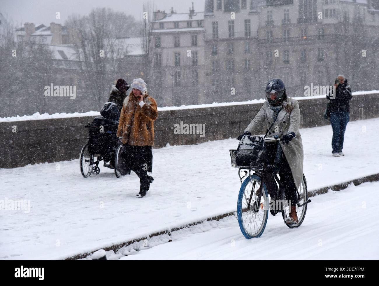 Daily Life in Paris under the snow during a cold winter weather episode ...