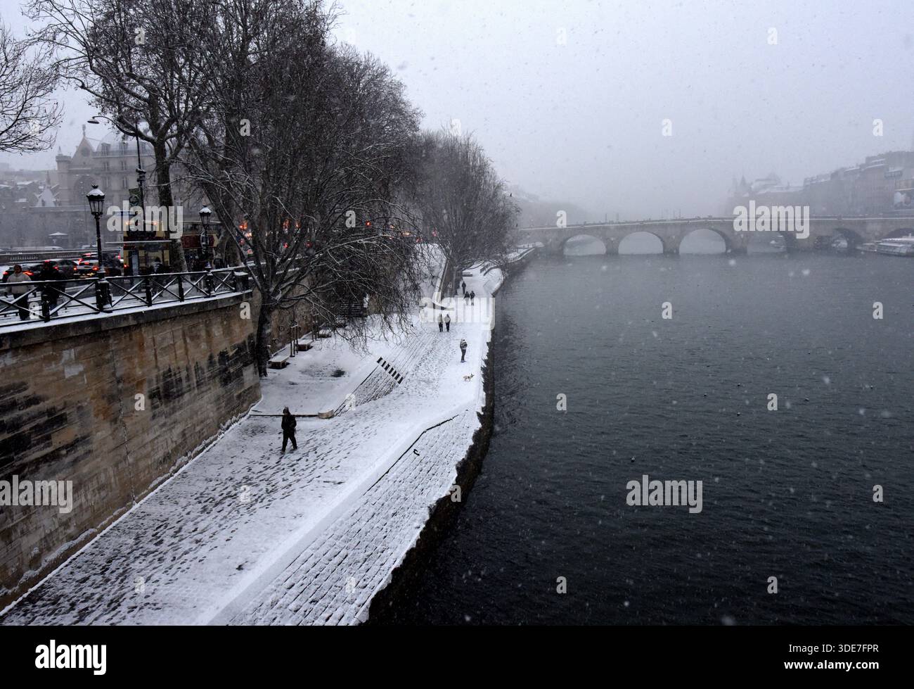 Daily Life in Paris under the snow during a cold winter weather episode ...