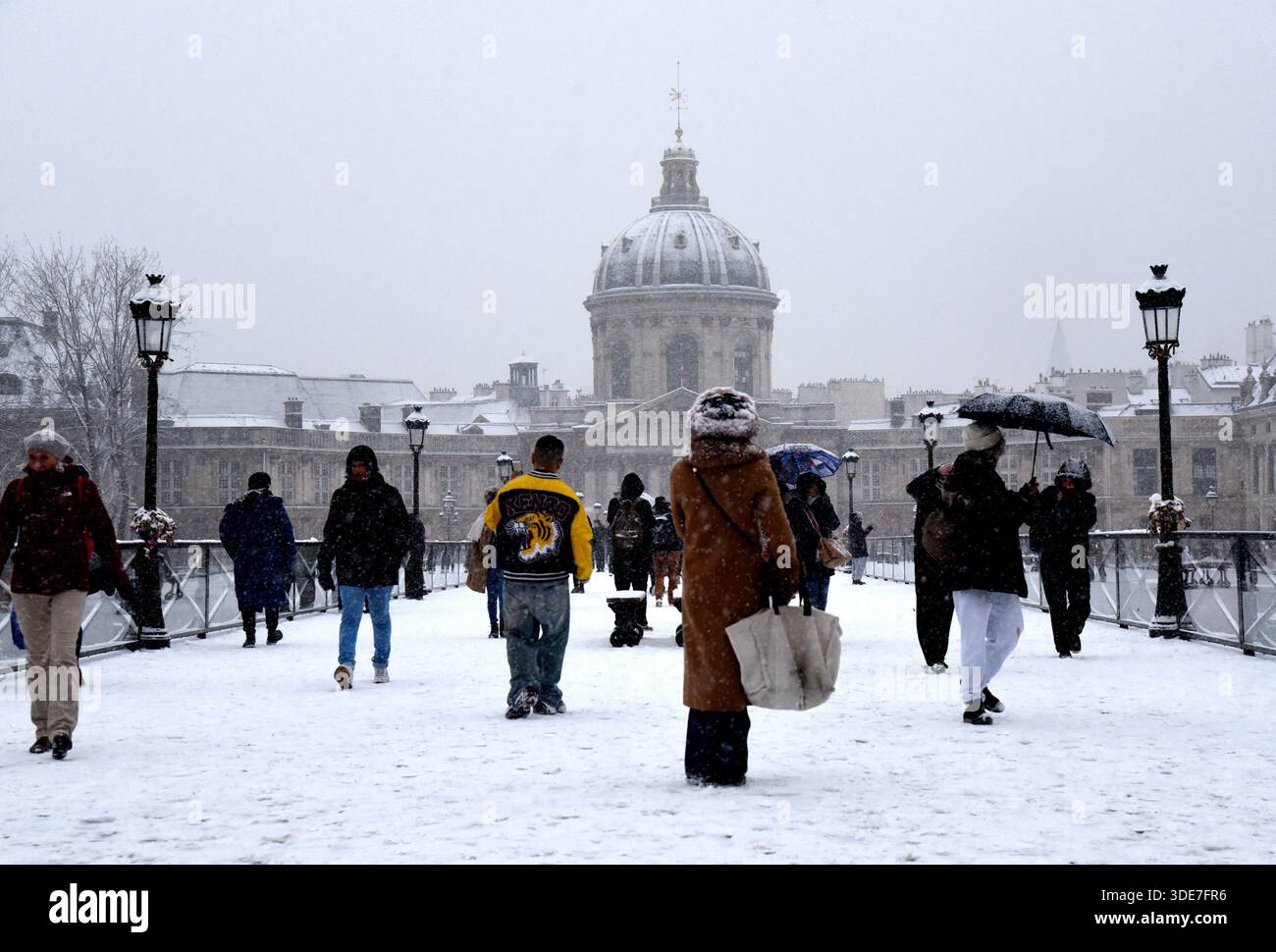 Daily Life in Paris under the snow during a cold winter weather episode ...