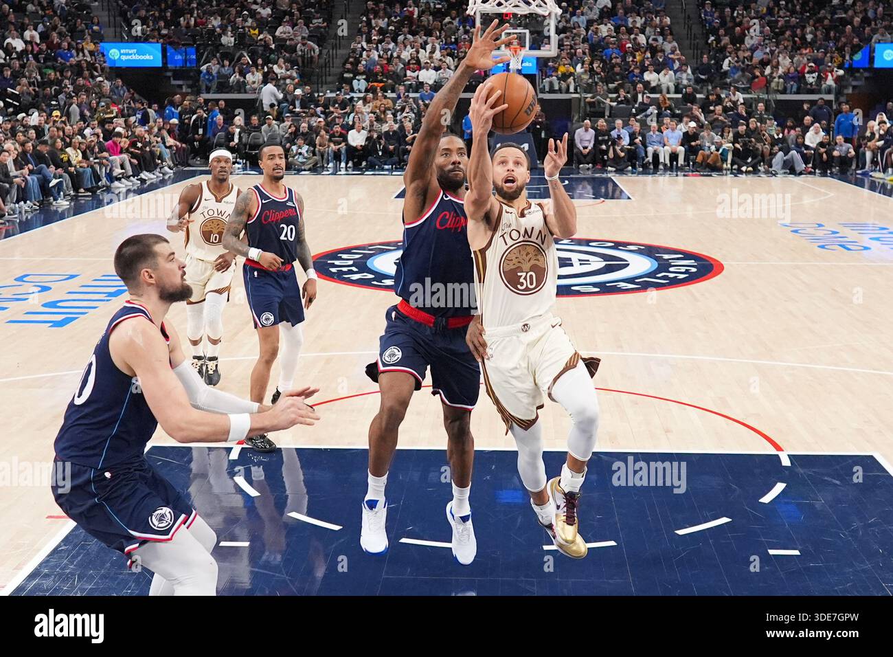 Golden State Warriors guard Stephen Curry (30) drives to the basket ...