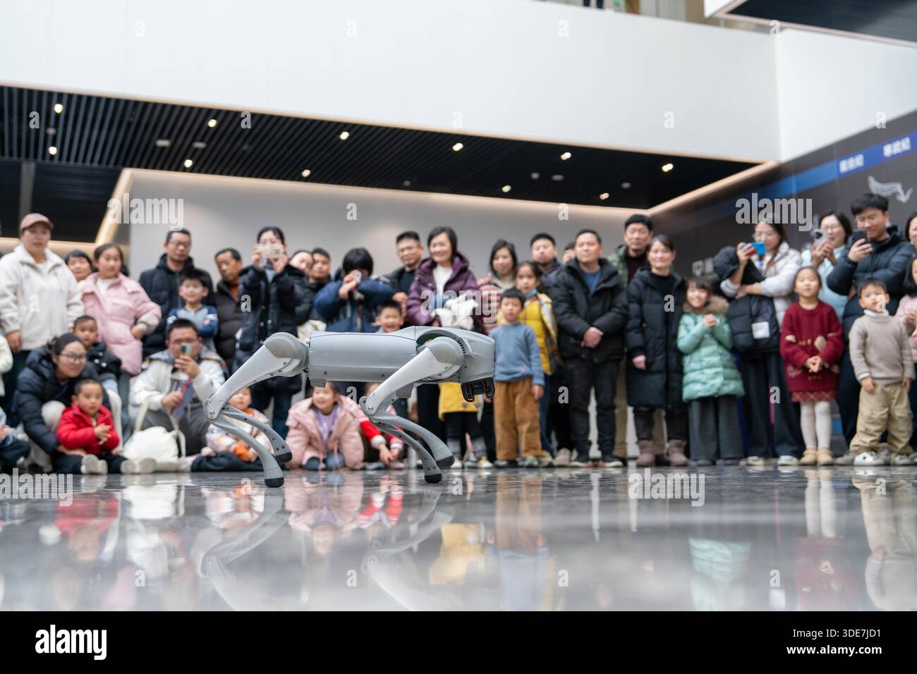 Children accompanied by parents visit the science museum in Jinhua City ...